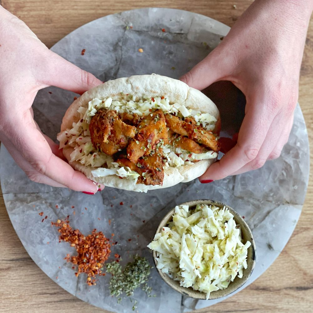planted.chicken im Pitabrot mit Joghurt Coleslaw (vegan) - ANA + NINA