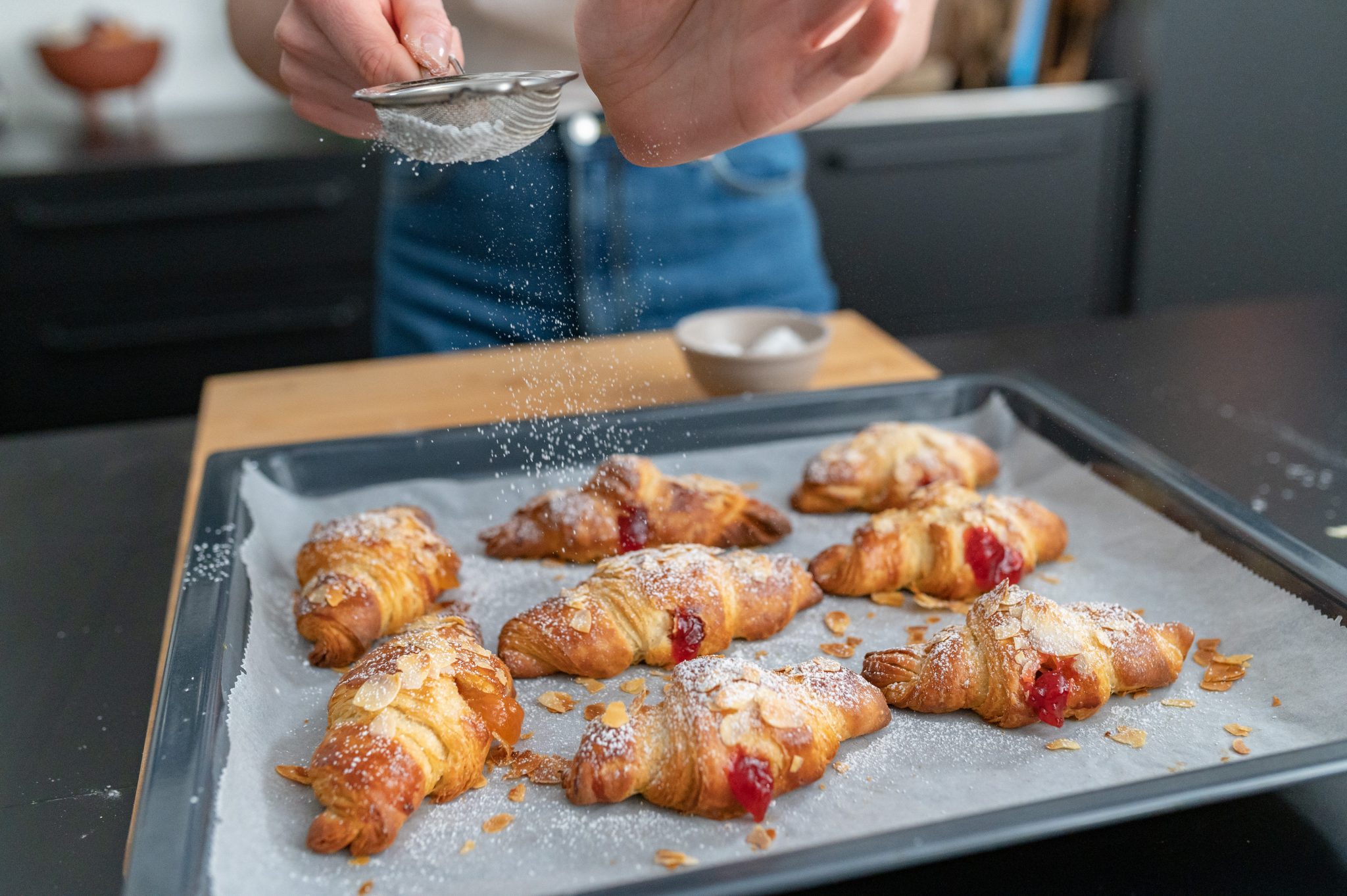 Gipfeli Rezept mit Konfitüre und Mandeln - ANA + NINA