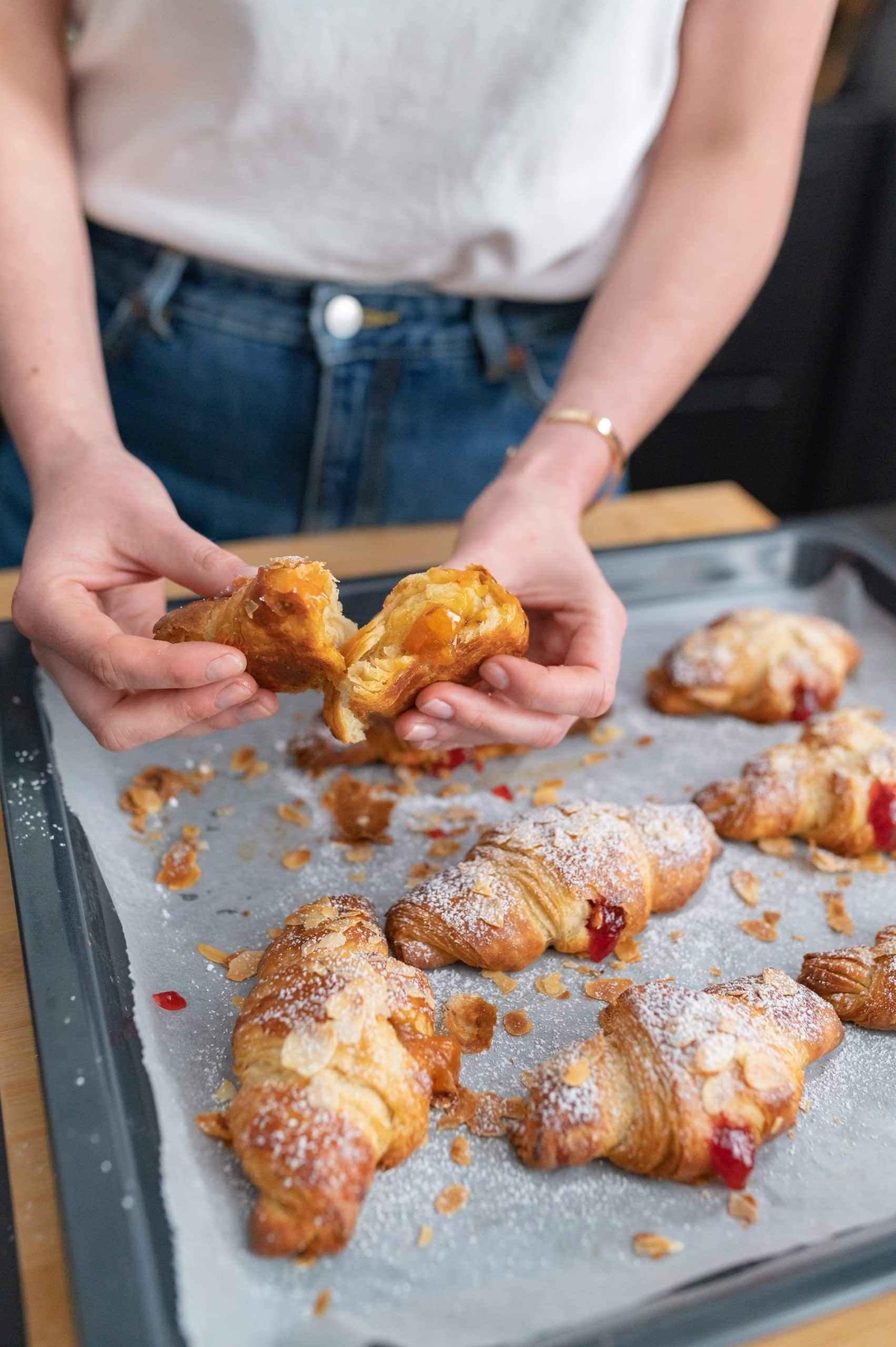 Gipfeli Rezept mit Konfitüre und Mandeln - ANA + NINA