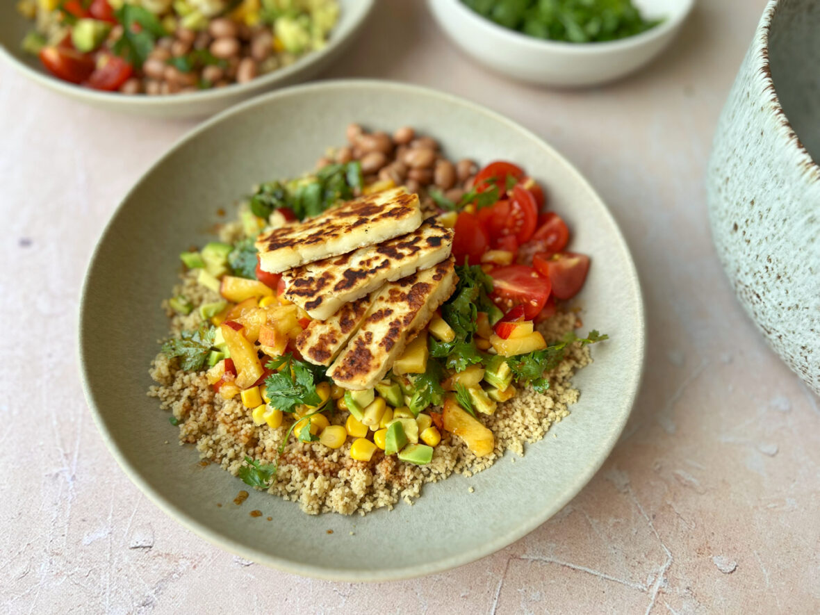 Halloumi Bowl mit Couscous, Avocado & Tomaten - ANA + NINA