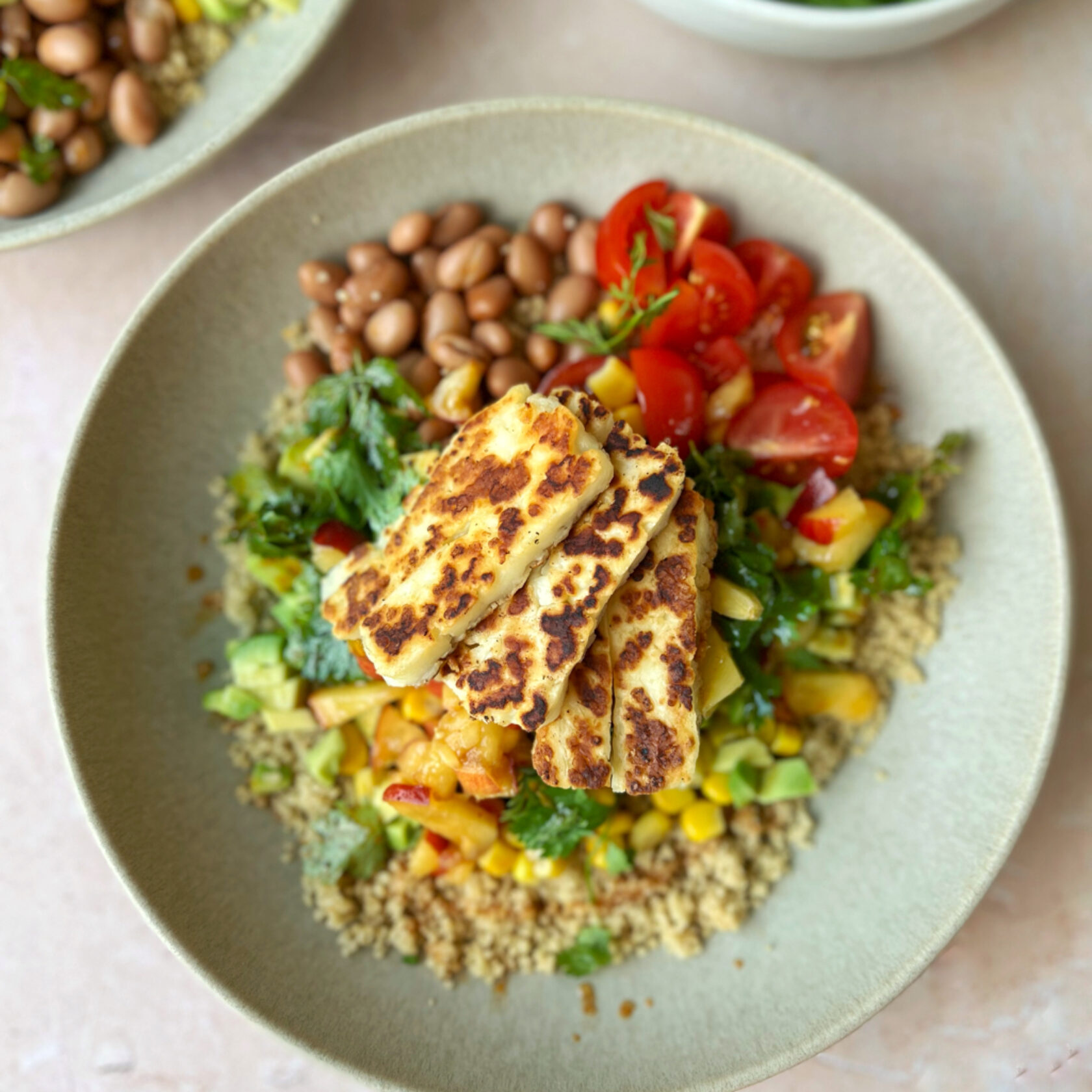 Halloumi Bowl mit Couscous, Avocado & Tomaten - ANA + NINA