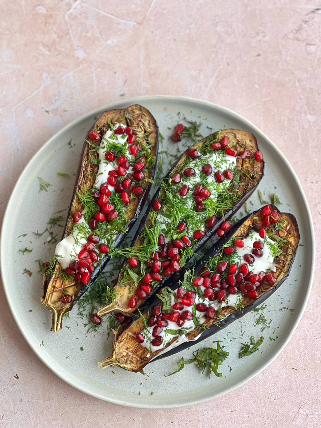 Gebackene Auberginen mit Joghurtsauce und Granatapfel - ANA + NINA